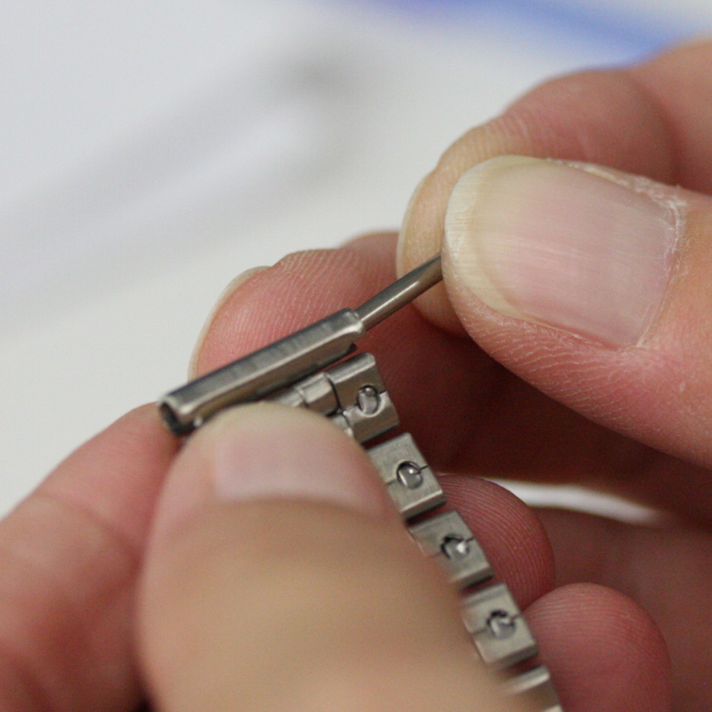 How to Replace a Standard Tri-Fold Watch Band Clasp - Esslinger ...