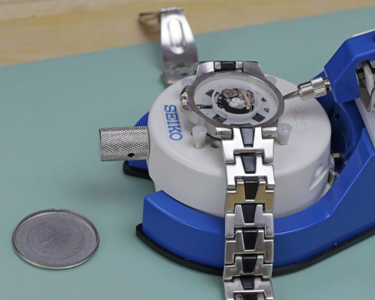 How to Use the Seiko S-261 Easy Snap Watch Back Opener - Esslinger ...
