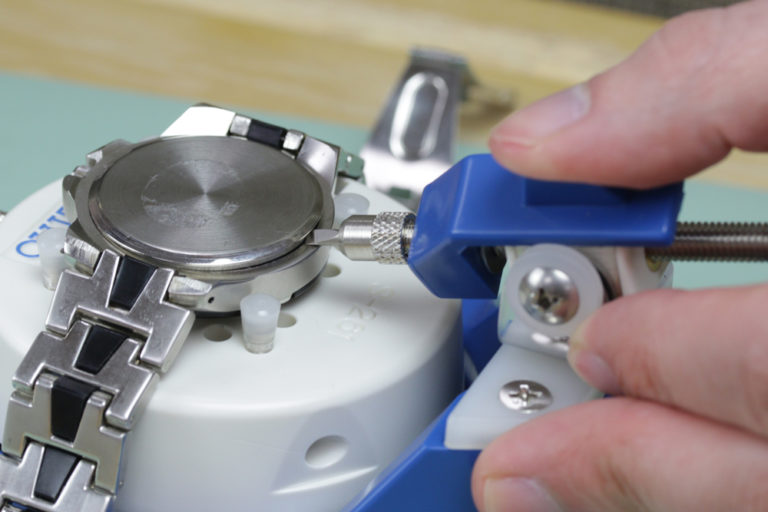 How to Use the Seiko S-261 Easy Snap Watch Back Opener - Esslinger ...